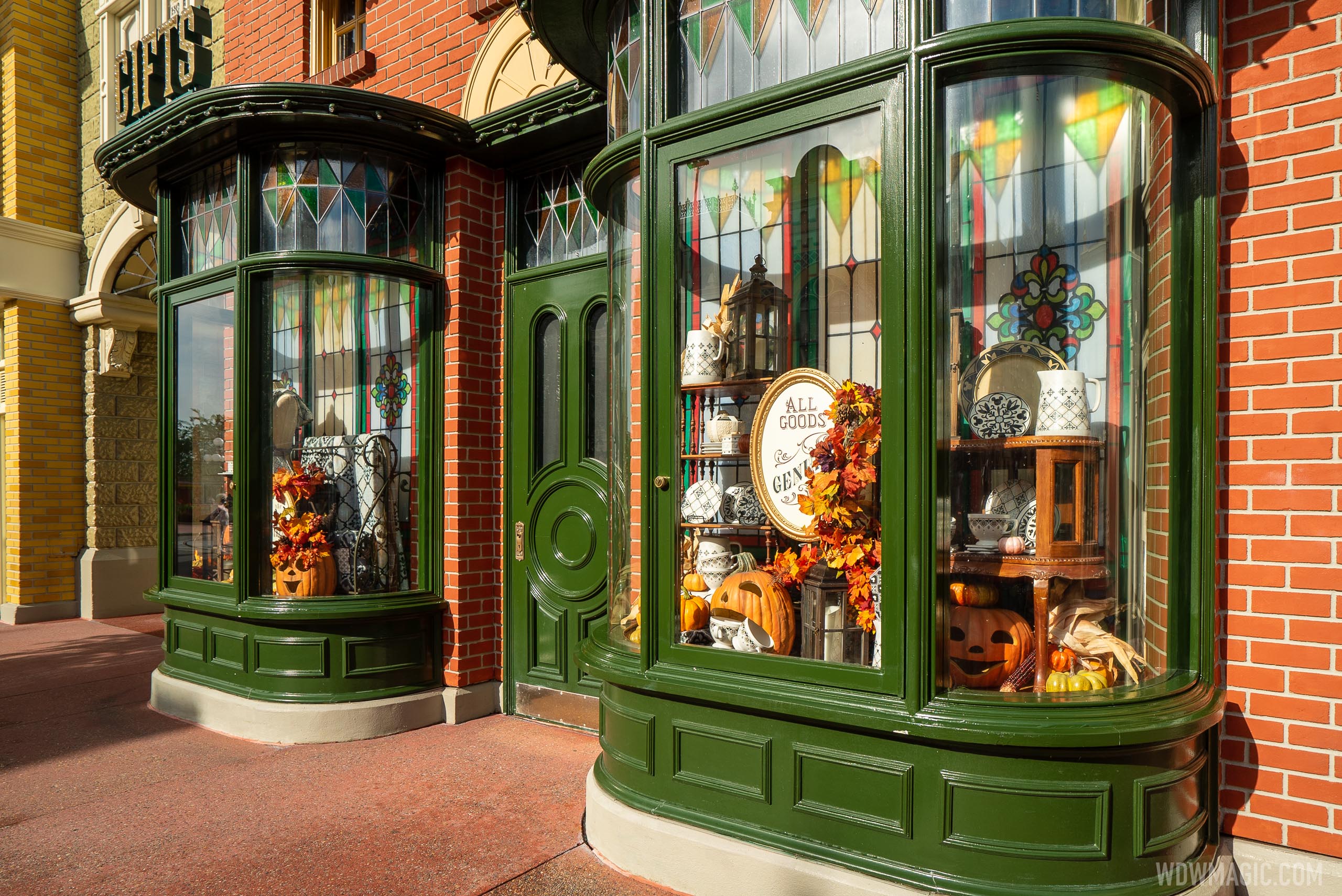 Magic Kingdom fall decorations 2020 - Photo 5 of 10