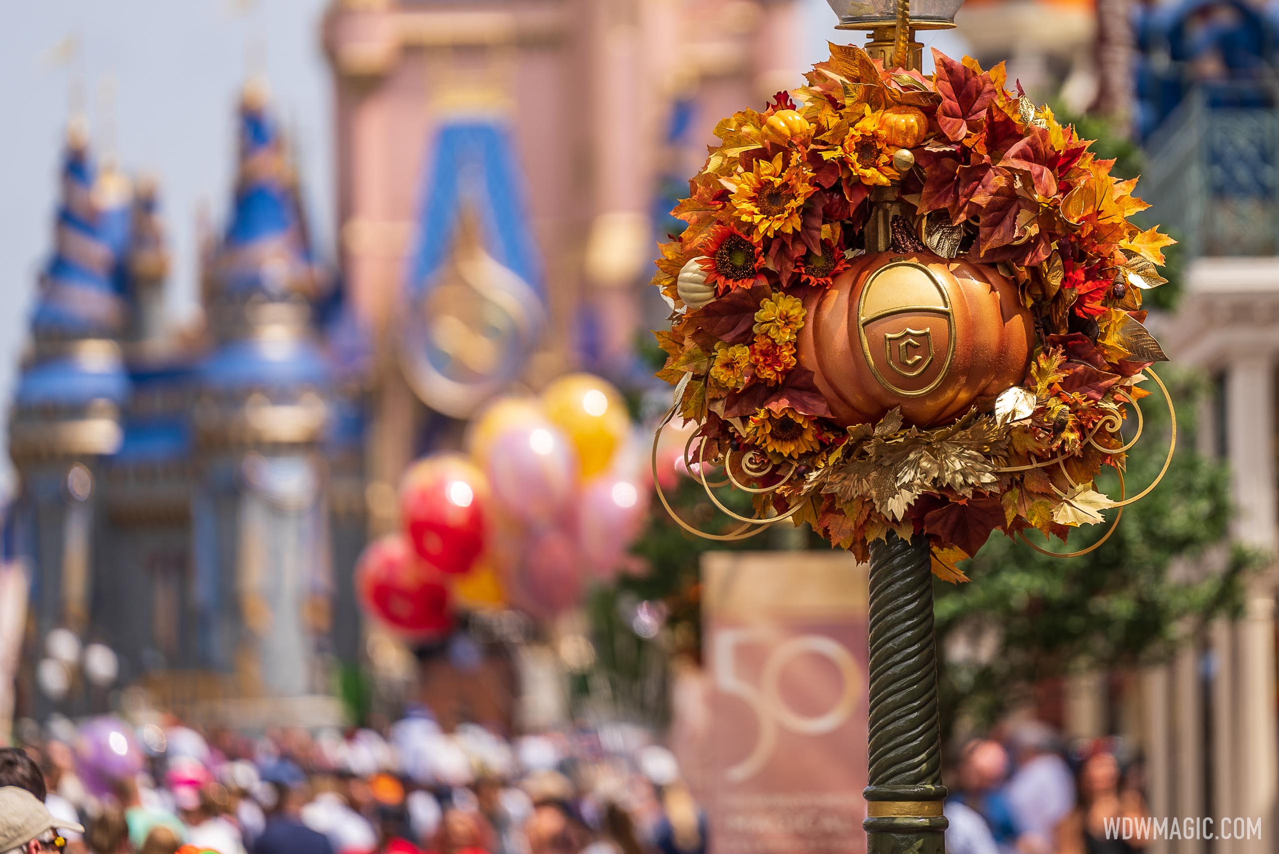 Magic Kingdom fall Halloween decorations 2022 - Photo 10 of 17