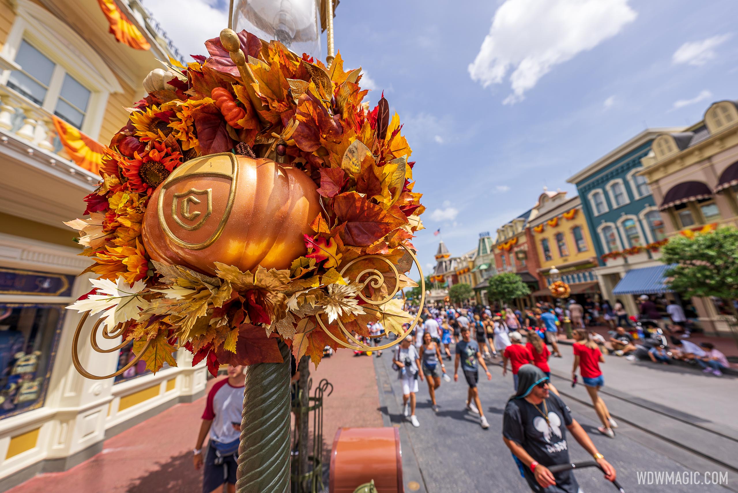 Magic Kingdom fall Halloween decorations 2022 - Photo 14 of 17