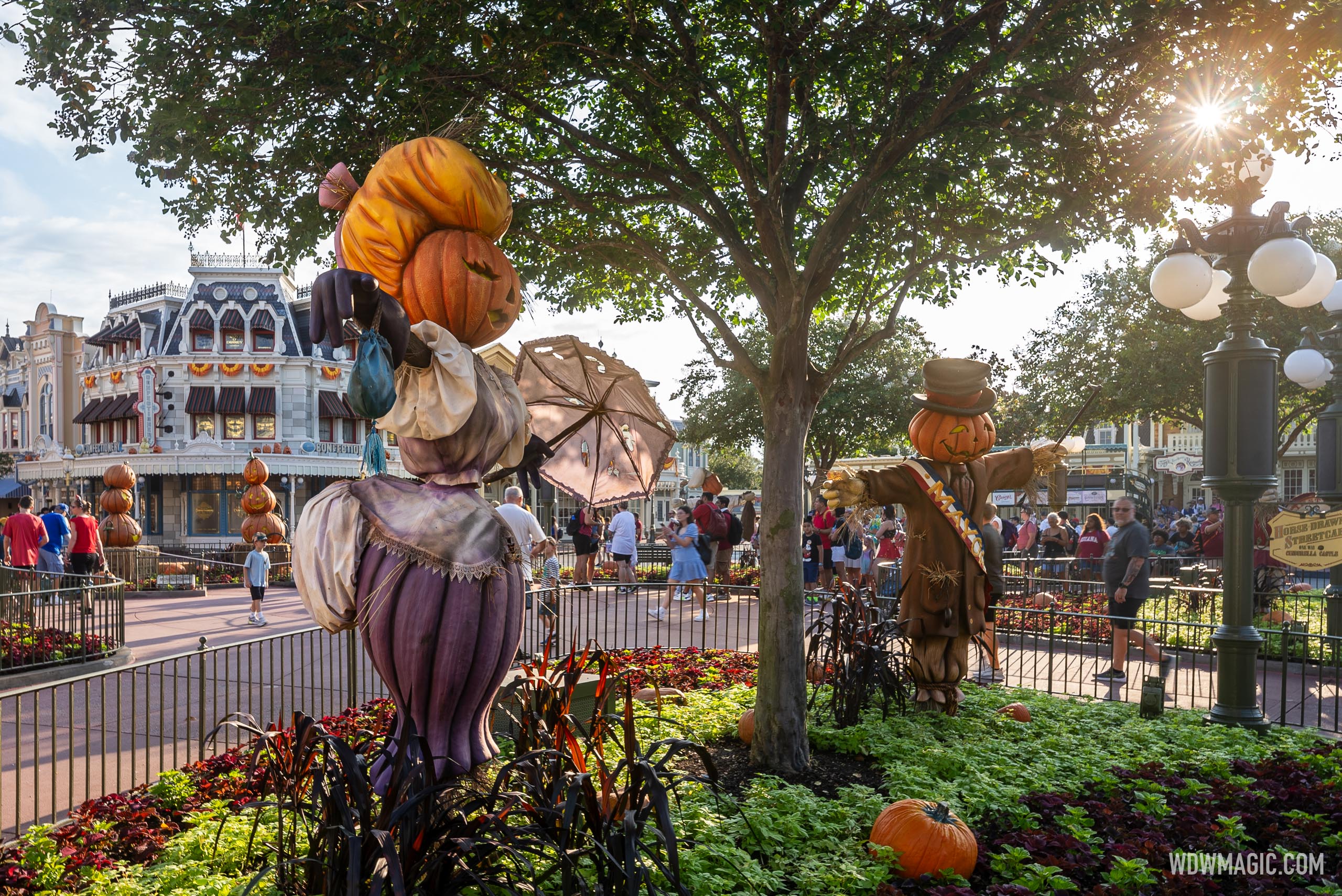 Magic Kingdom fall Halloween decorations 2023 - Photo 3 of 22