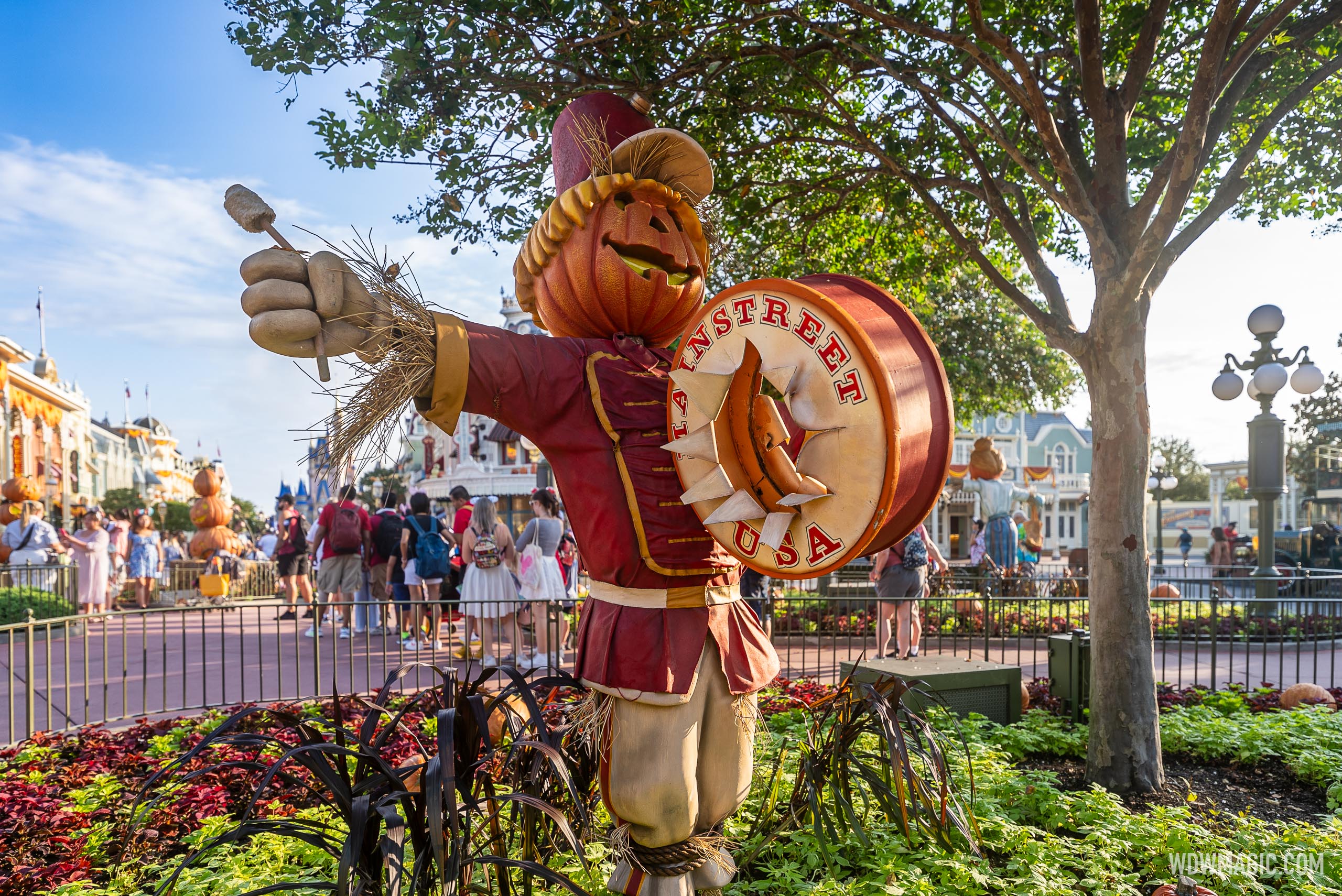 Magic Kingdom fall Halloween decorations 2023 - Photo 11 of 22