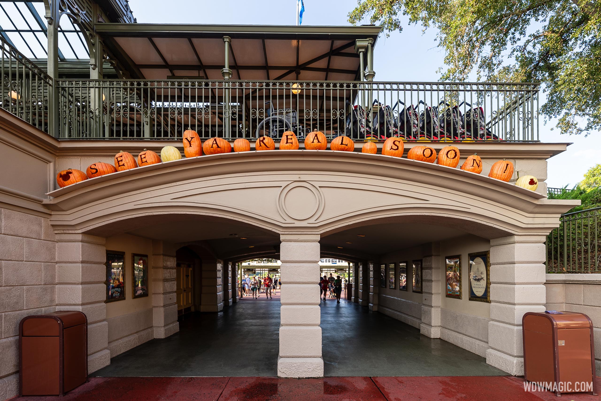 Magic Kingdom fall Halloween decorations 2023 - Photo 16 of 22