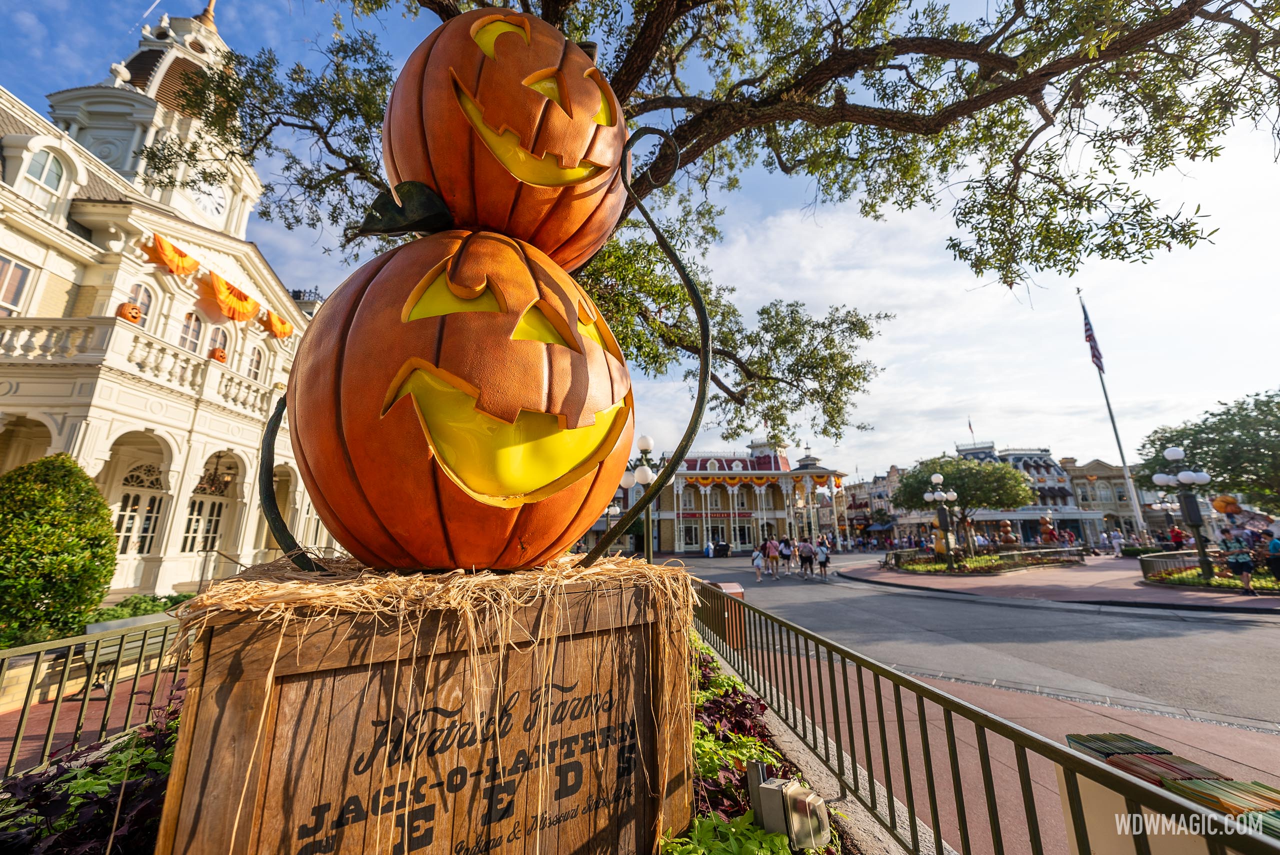 Magic Kingdom fall Halloween decorations 2023 - Photo 7 of 22