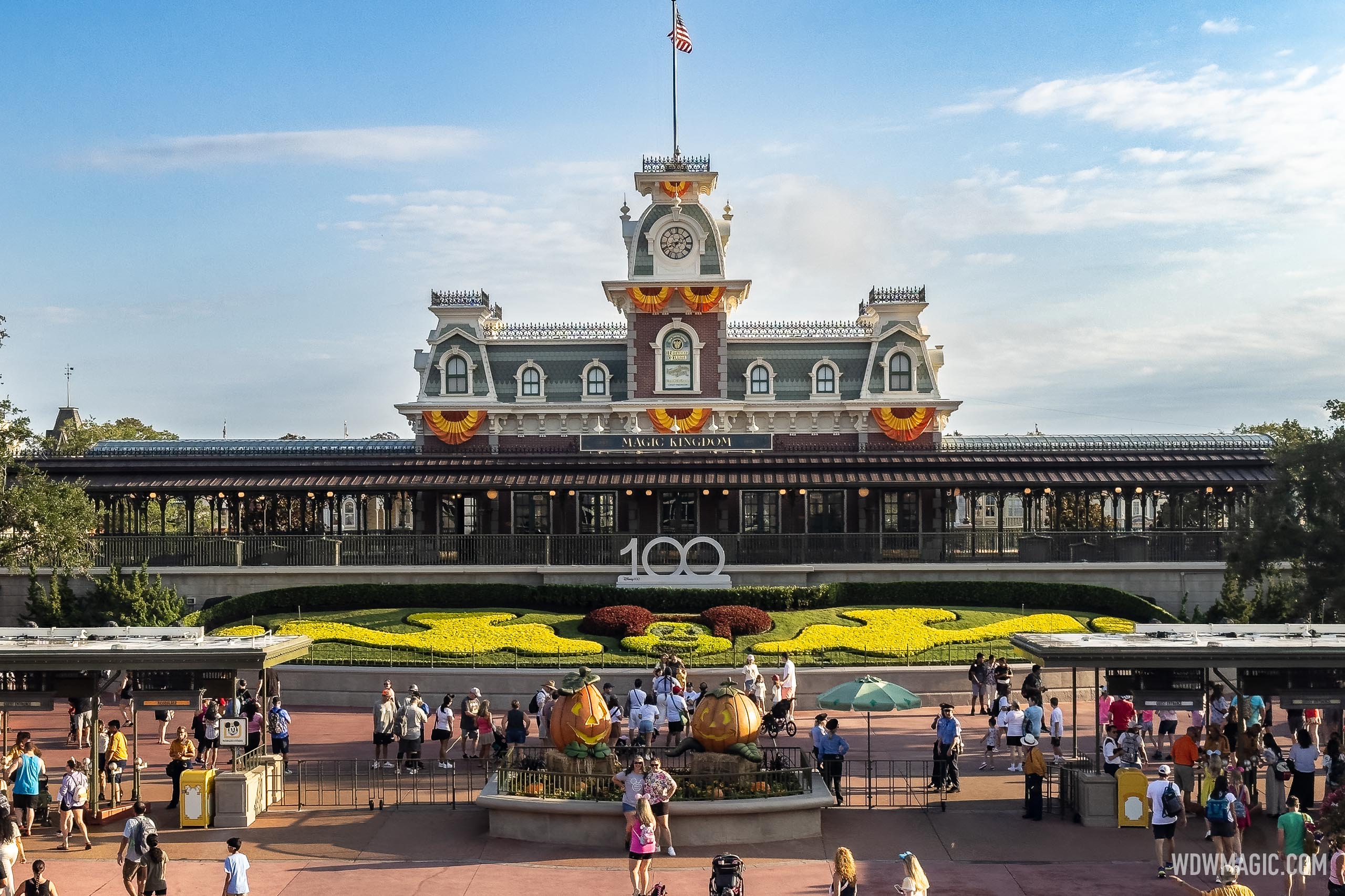 Magic Kingdom fall Halloween decorations 2023 - Photo 22 of 22