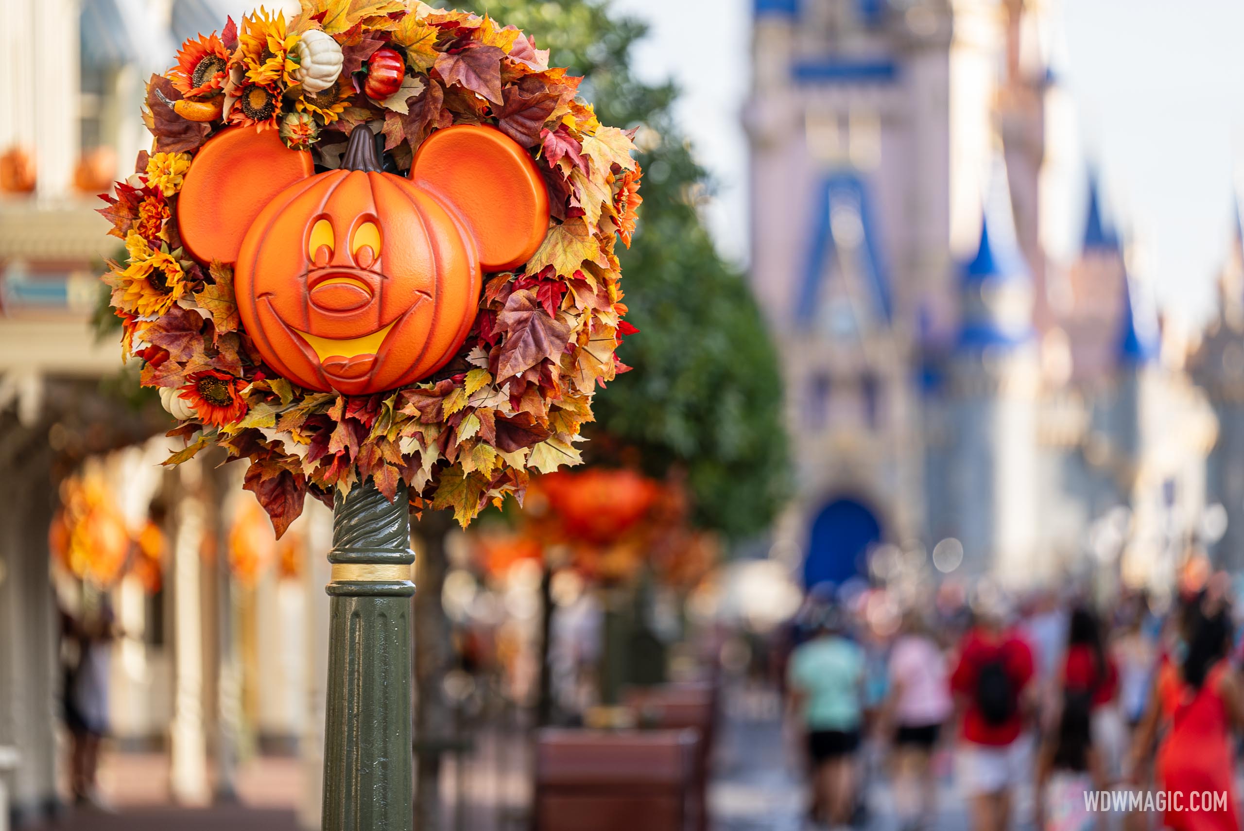 Magic Kingdom fall Halloween decorations 2023 - Photo 4 of 22