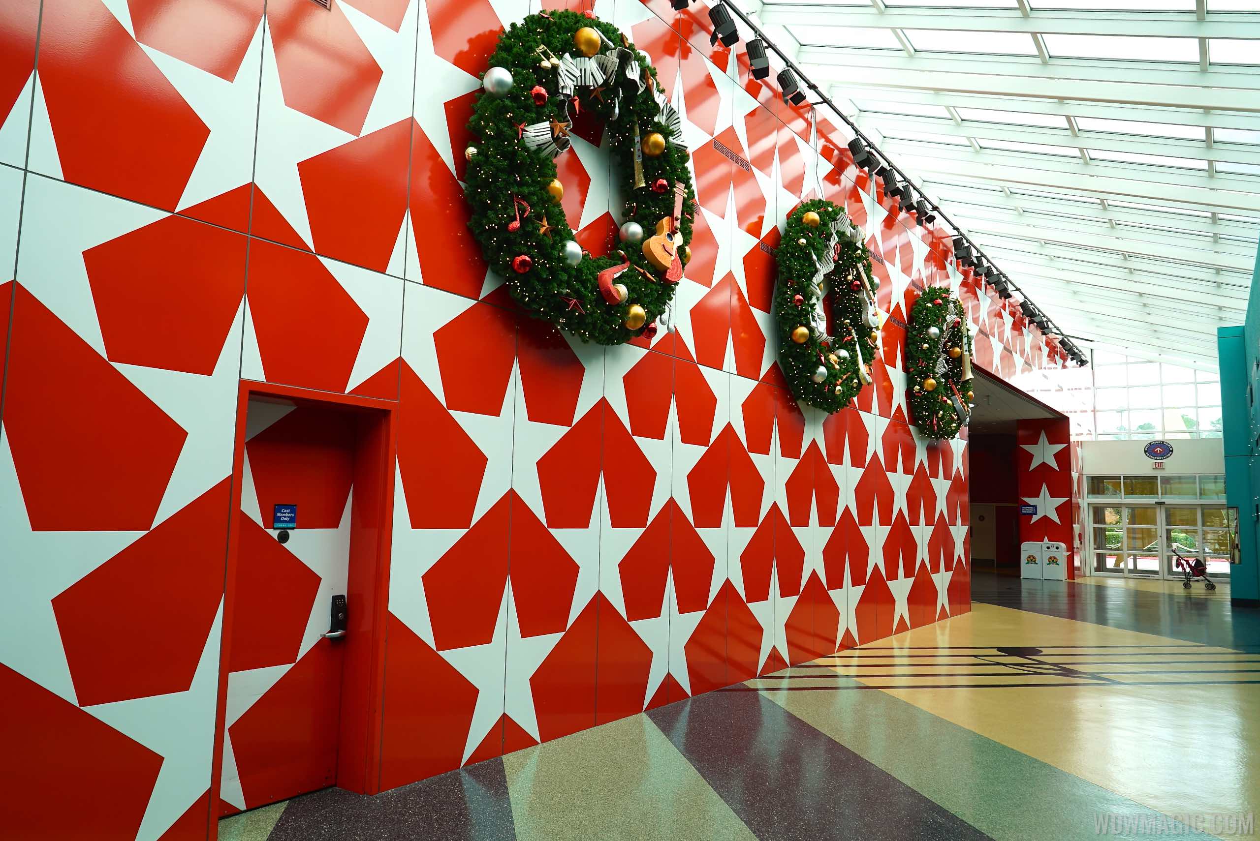 PHOTOS - Holiday decorations at Disney's All Star Music Resort