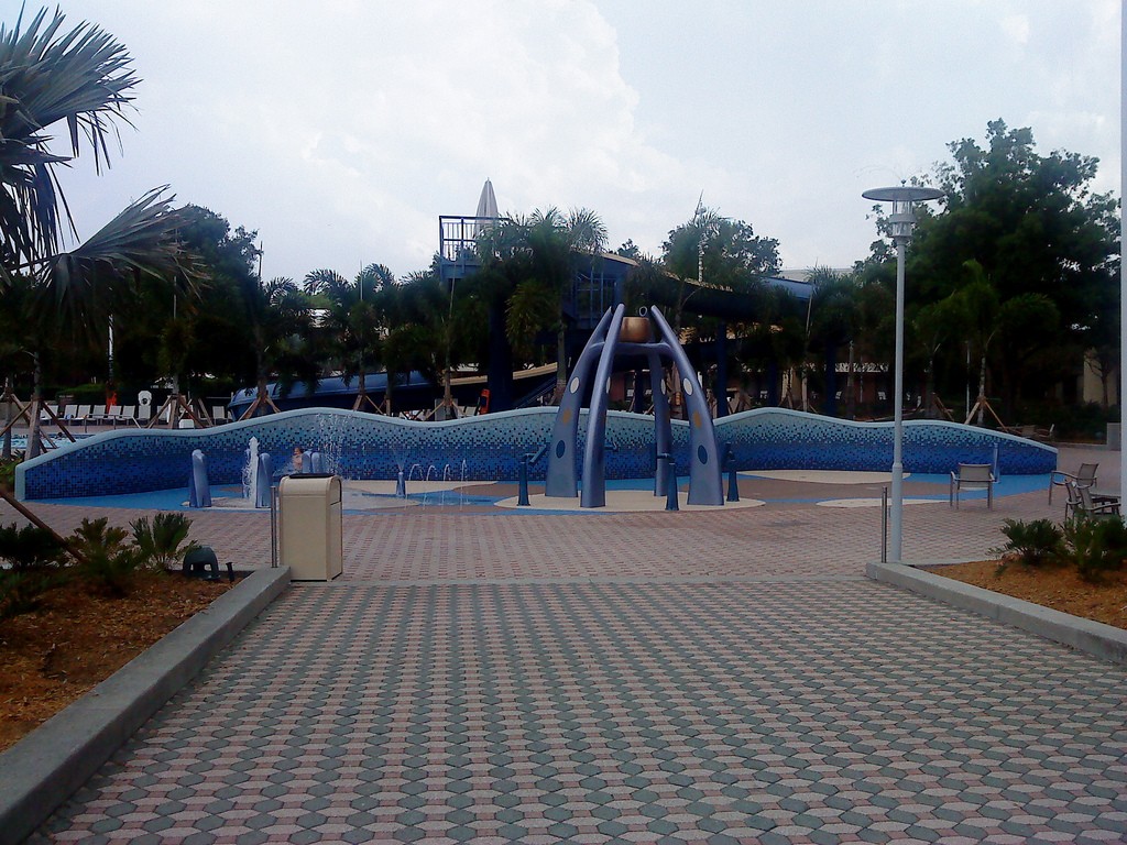 Contemporary Resort water play area - Photo 4 of 7