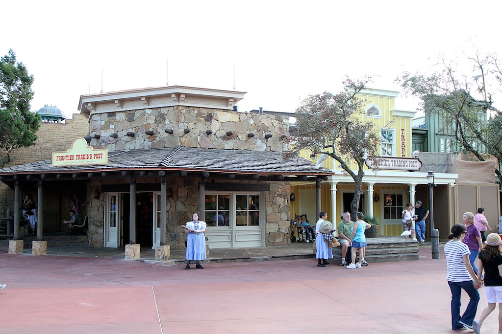 PHOTOS - Refurbishment scrims down at Frontierland Trading Post
