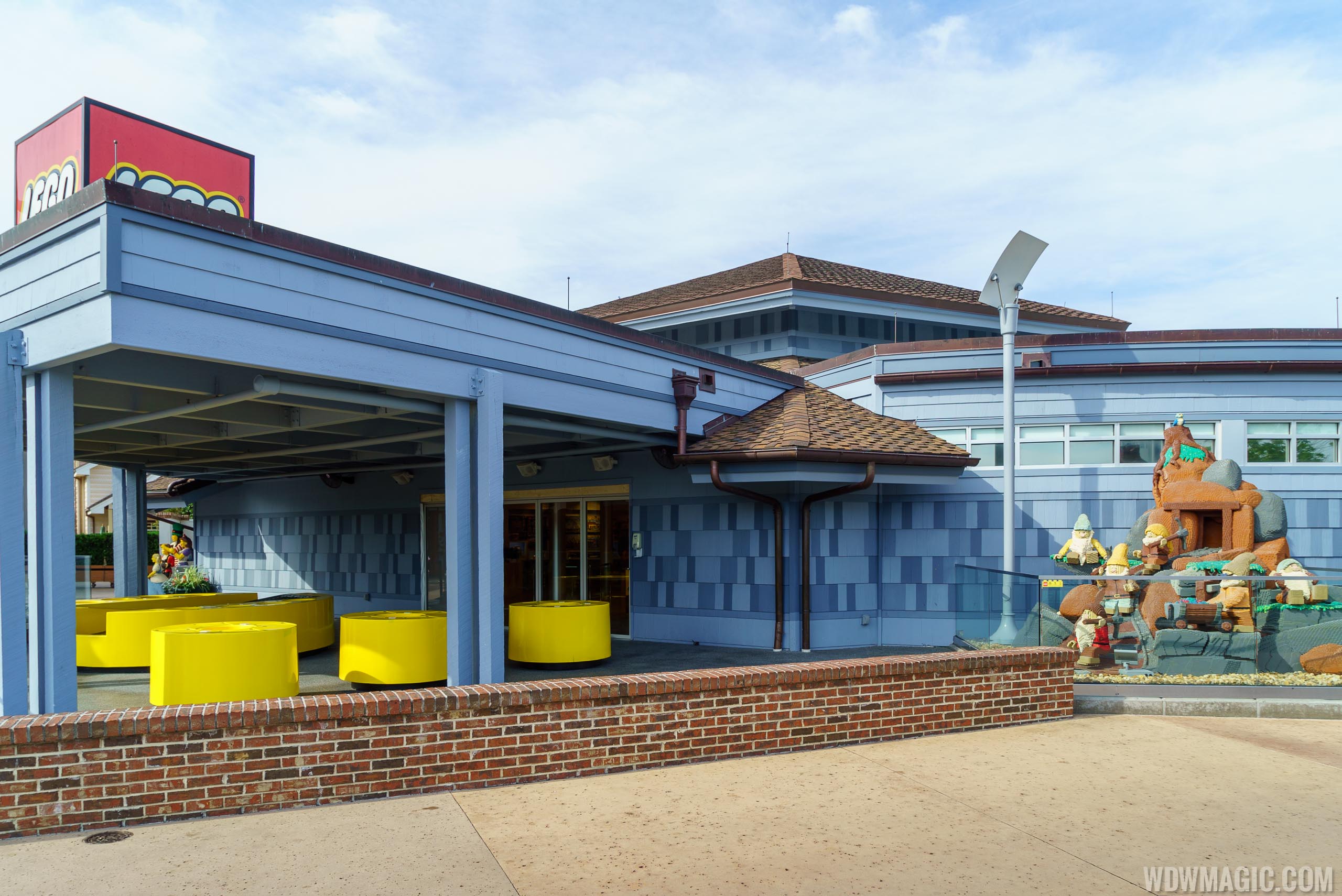 New exterior paint scheme at The LEGO Store - Photo 4 of 8