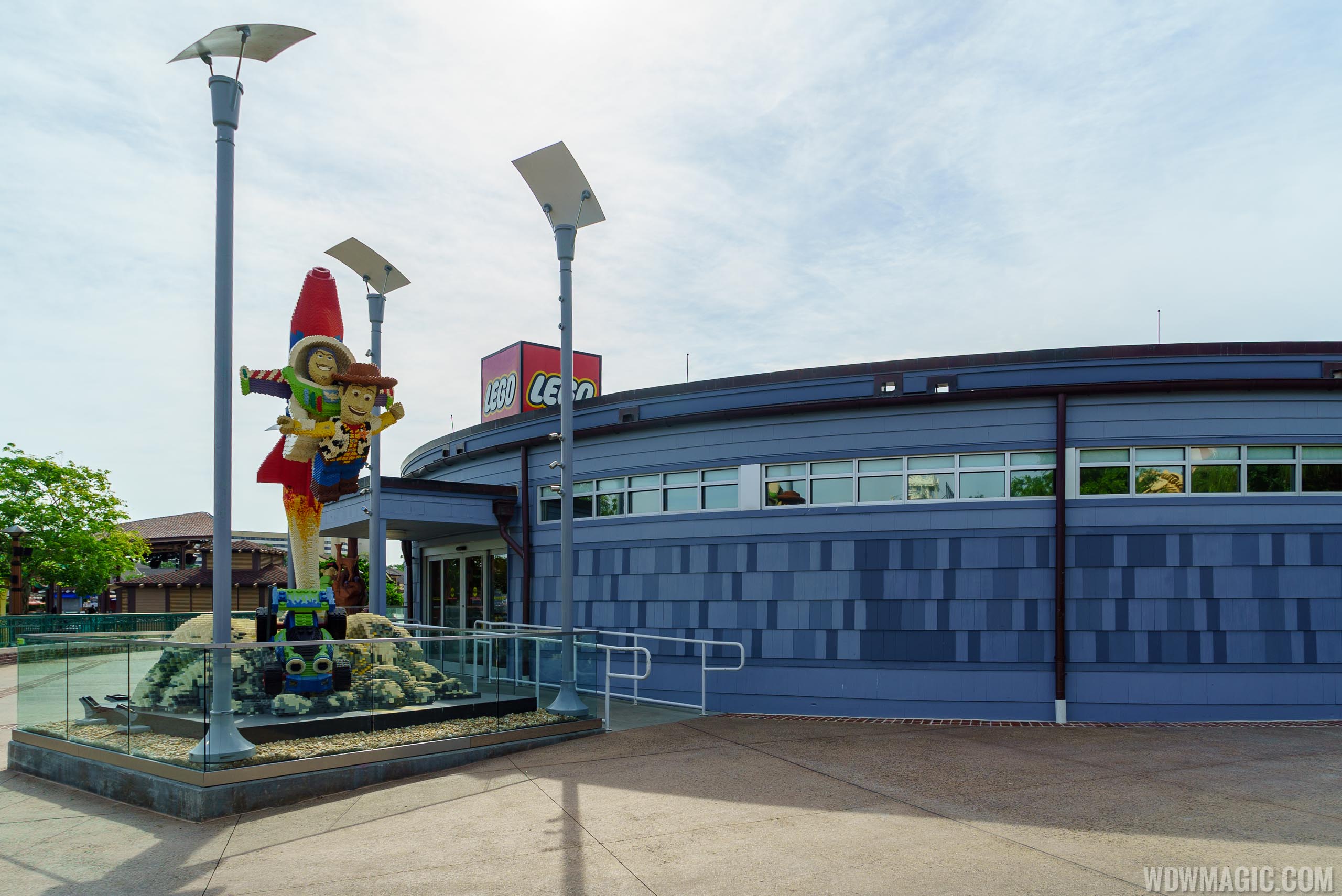 New exterior paint scheme at The LEGO Store - Photo 6 of 8
