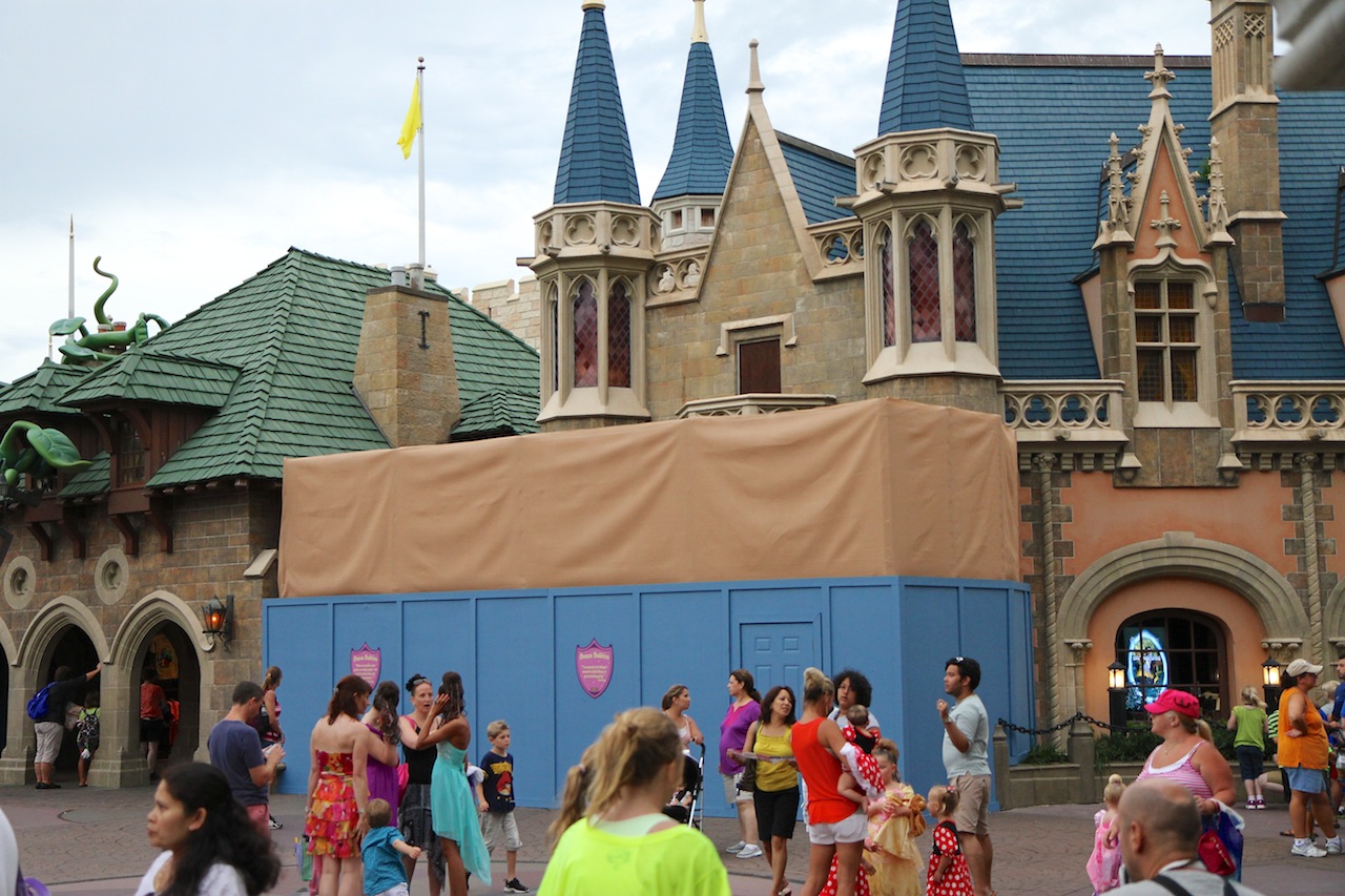 PHOTOS - Sir Mickey's at the Magic Kingdom goes behind scrims