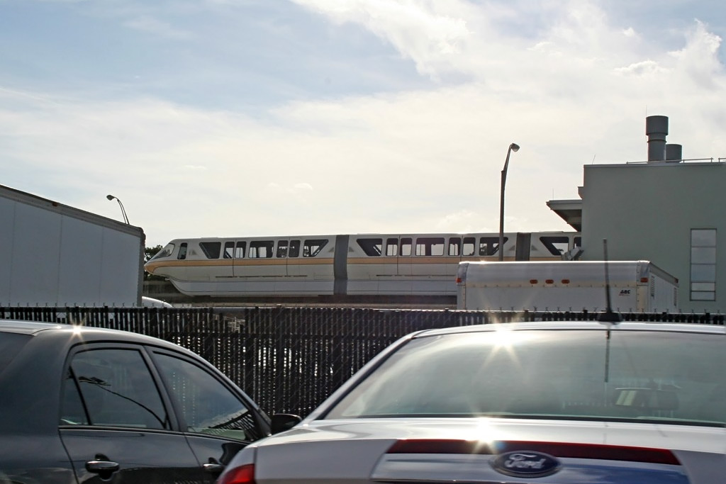 PHOTOS - First look at the painted Monorail Peach